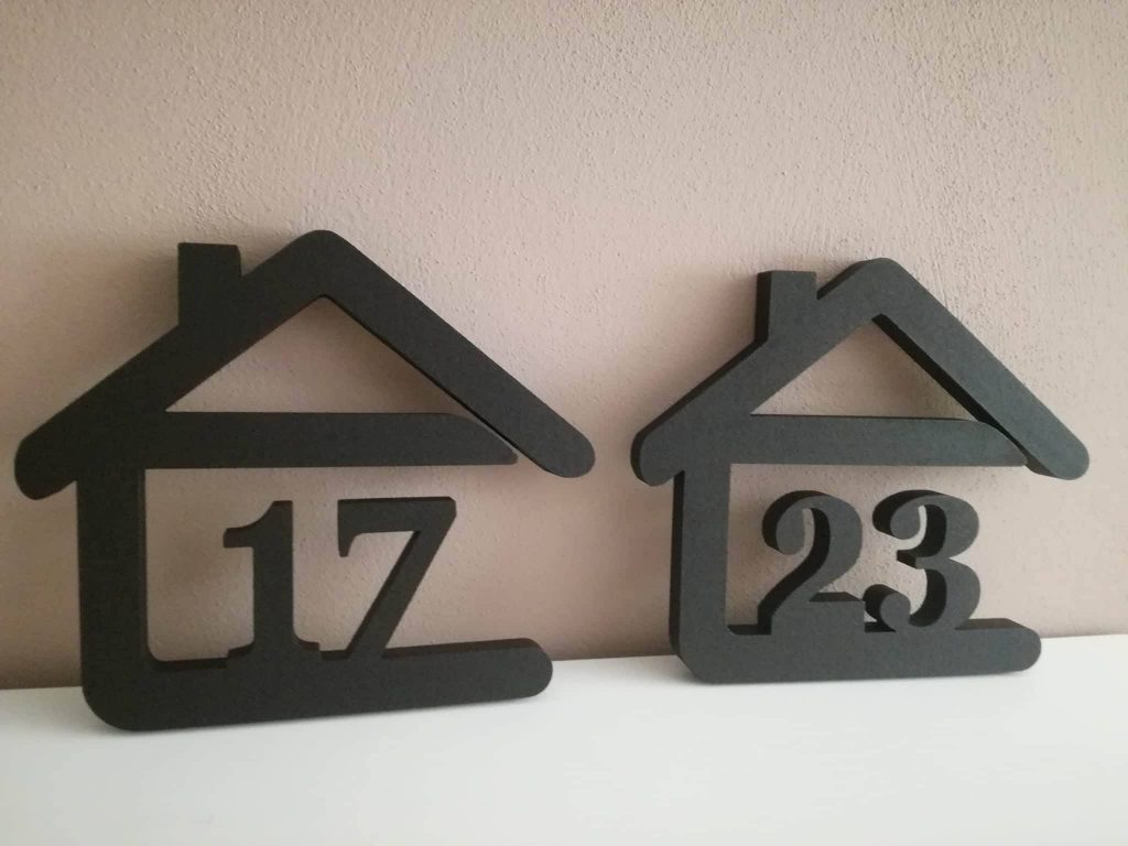 POPISNÉ ČÍSLO DOMU tabuľka čierna, biele číslice - PAKRISZ - Dekorácie ...